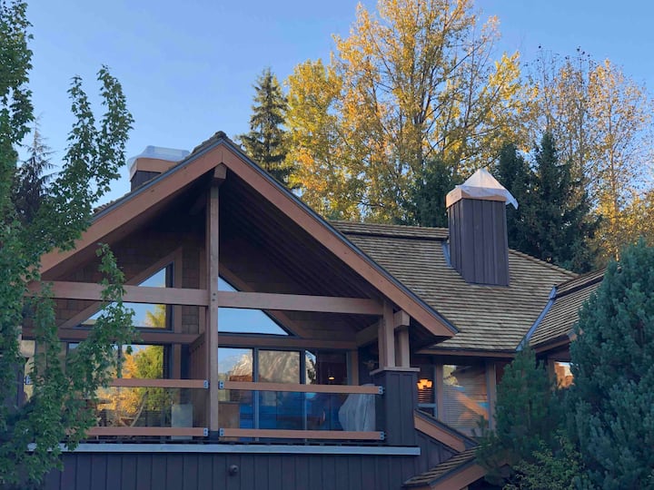 Luxury 3 Bedroom Plus Den Townhome - Whistler