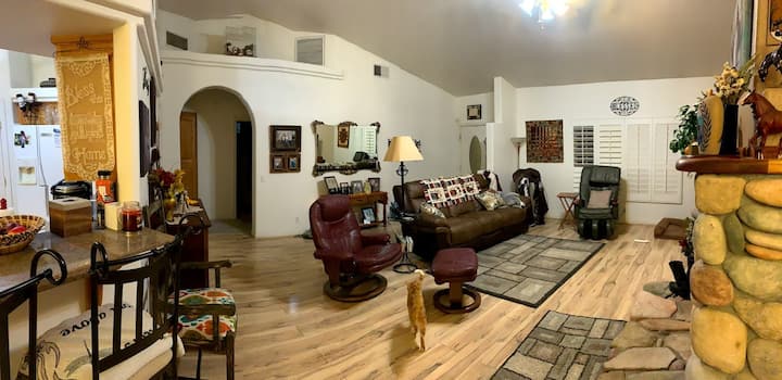 High Desert Accommodations Eagle Guest Room - Joshua Tree National Park