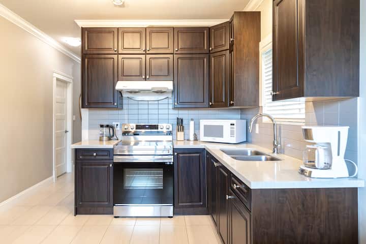 Exquisitely New & Lovely Skytrain  1 Bedroom Suite - Vancouver