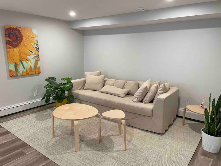 5min Walk To Fmc  W/ Private Bathroom& In Laundry - Calgary
