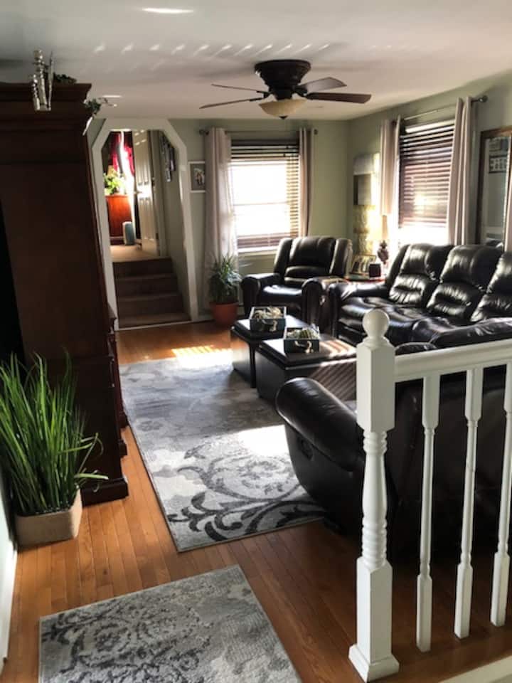 Home Near Vineyard, Malls And Beaches King Bed - Madison, CT