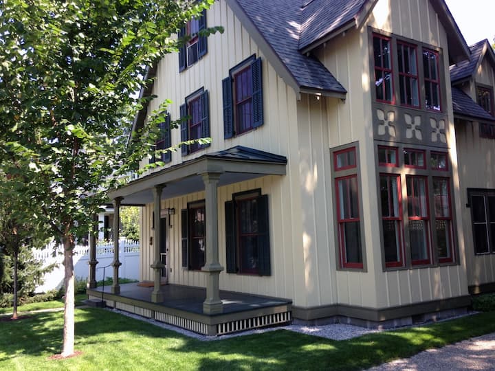 Next To Skidmore And Near Racetrack: Master Suite - サラトガ・スプリングズ, NY