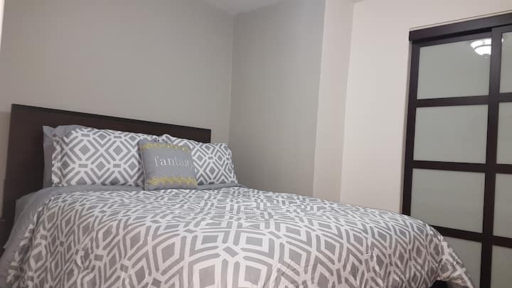 1 Bedroom 2 Beds Near Subway, Services & Riverside - Montreal