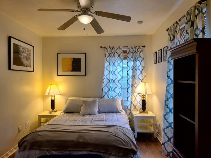 The Blue Bungalow - Newly Renovated Gem - Houston, TX