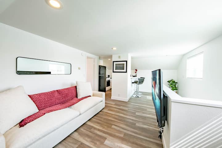 Stylish 1 Bed | Easy Parking | Great Location - Costa Mesa, CA
