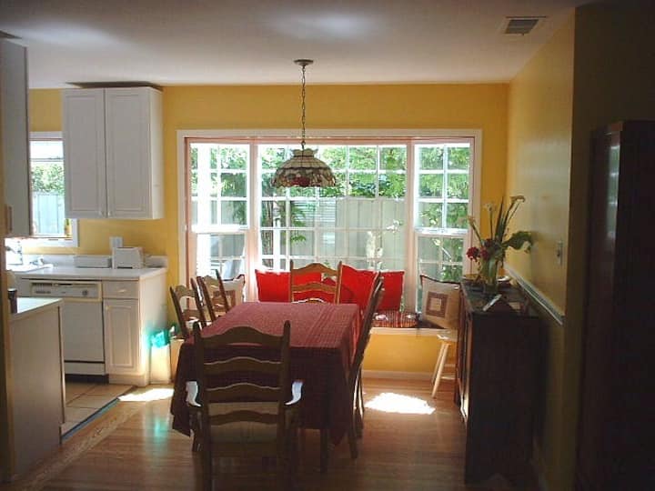 Charming Home Near Historic Sonoma Square - Sonoma, CA