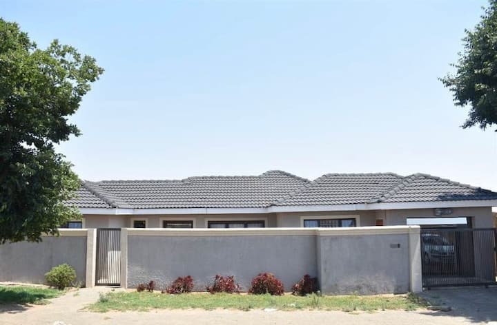 Modern Comfortable Guest House In Orlando East. - Soweto