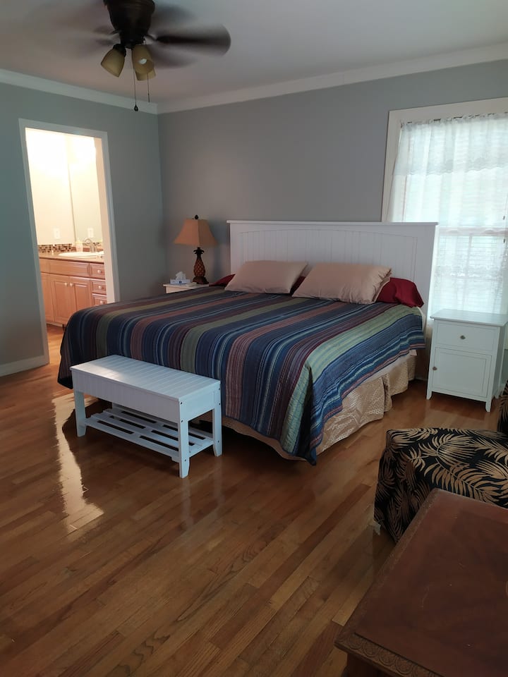 A Room With A King Bed And Private Bathroom. - Hilton Head Island, SC