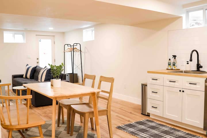 Brand New, Modern Farmhouse Guest Suite - University of Denver, Denver