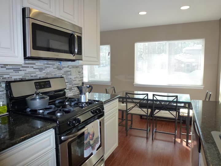 Beautiful Apartment Near Tahoe Keys Seasonal Lease - South Lake Tahoe, CA