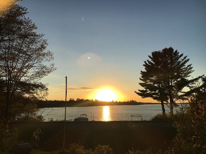 Be Our Guest! Beautiful Van Etten Lake Beach House - Oscoda, MI