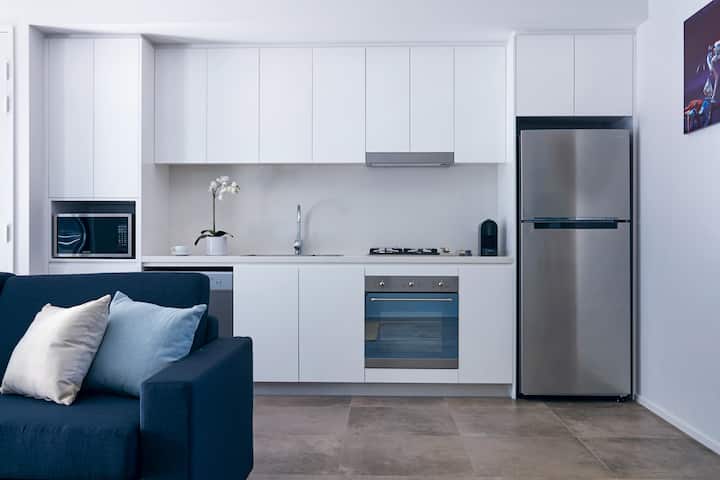Spacious One Bedroom Apartment With Balcony - Camperdown