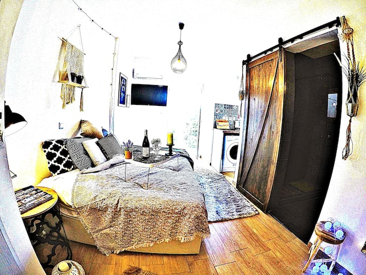Acropolis View-7' To Metro, Premium Urban-boho Apt - Athens