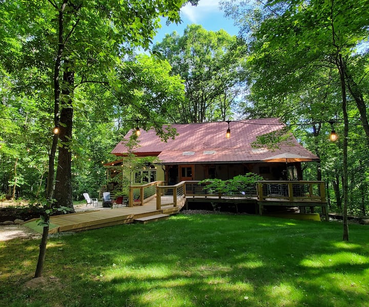 Hawks' Ridge - Unique Woodland Getaway - Brown County, IN
