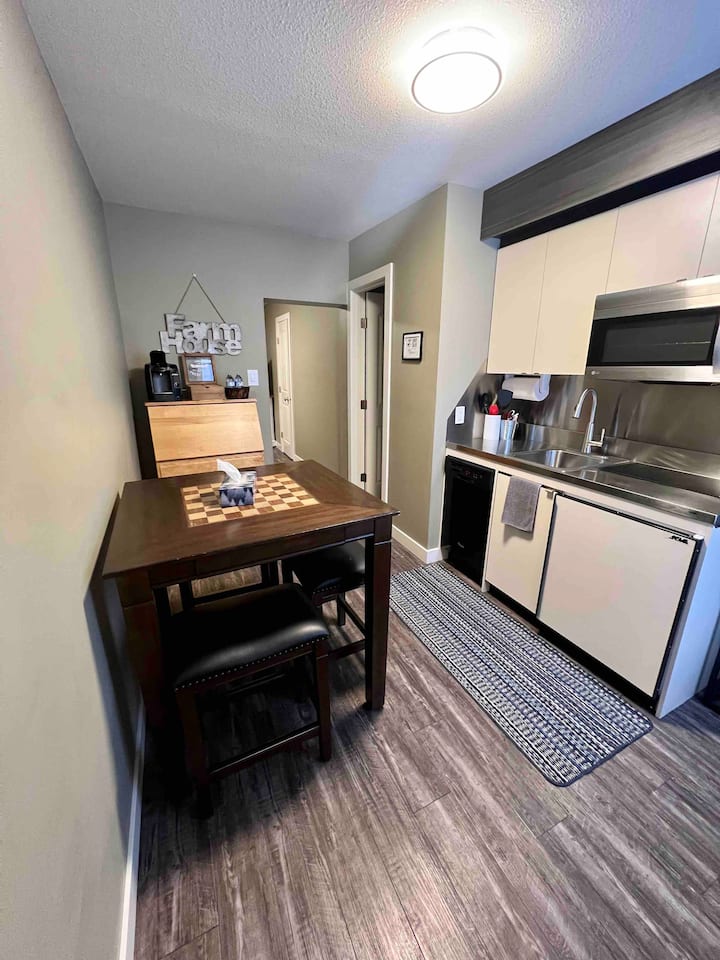 Farmhouse Theme/ Fast Wi-fi / Central - Lethbridge