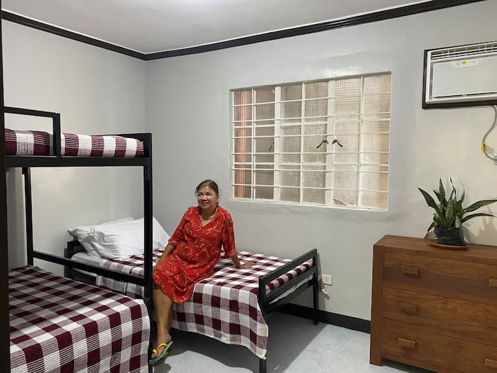 Fully-furnished 4br Guest House Near The Beach - Lobo