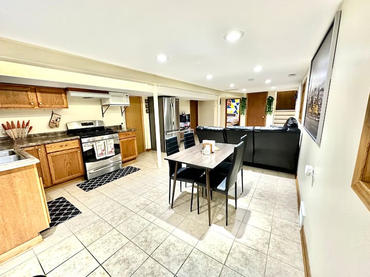 Comfy 1br Apartment 1 King Bed. - Chicago, IL