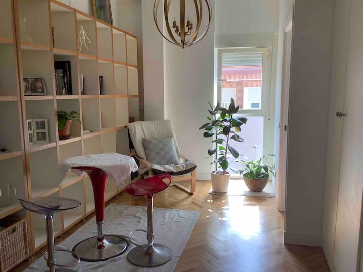 Luminoso,  Agradable,   Práctico,  Cómodo. - Madrid