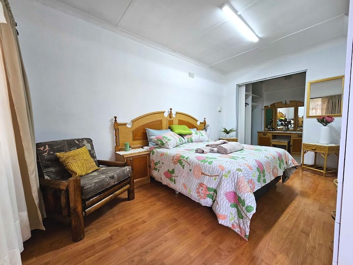 Cozy Semi-attached Unit With Dedicated Garage - Le Cap