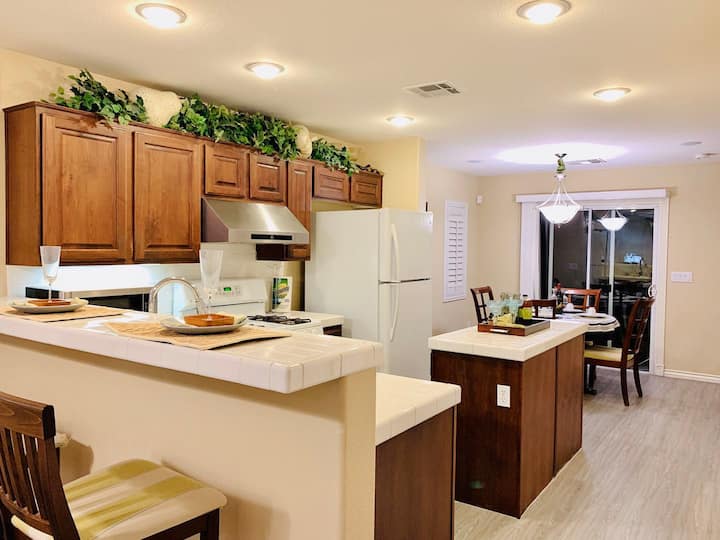 Sweet Little Home 2bdrms With Loft/bd New Flooring - Las Vegas Strip, NV