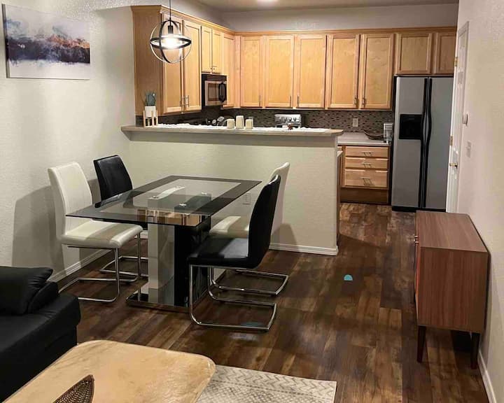 Newly Furnished 2 Bd Walking Distance To Shops - オーロラ, CO