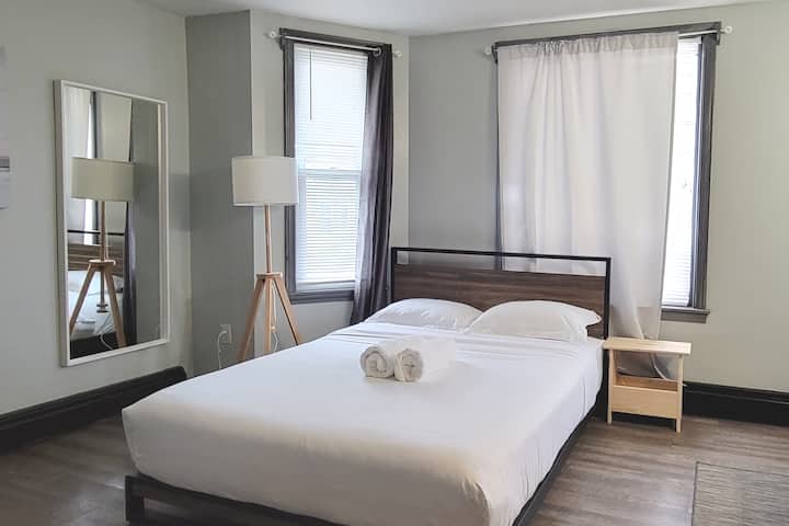 ♕ Downtown Lux ♕ (Semi-private Bath/ Pvt Entrance) - Lowell, MA