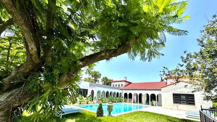 Mediterranean Estate • Heated Pool • Sleeps 14 - West Palm Beach, FL