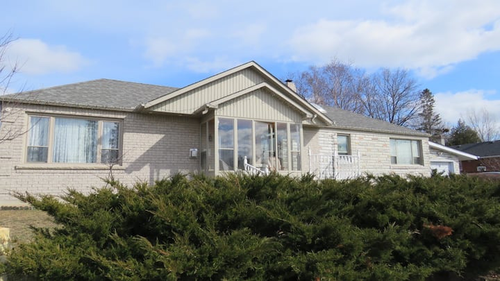 Cozy Basement W/parking, Mins To Downtown - Splash Island
