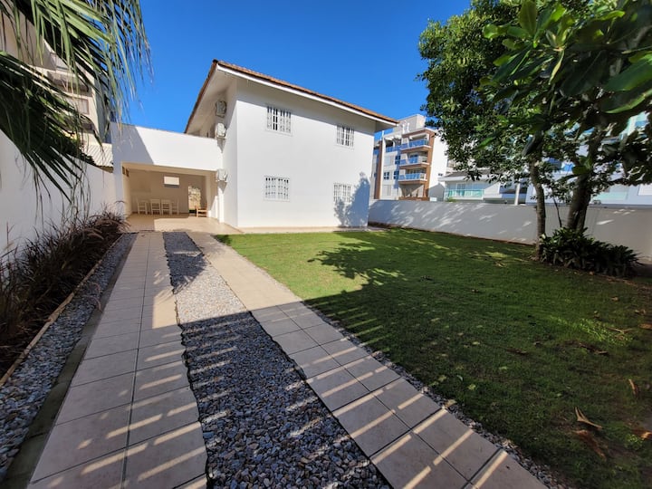 Linda Casa Para 14 Pessoas 100m Praia Do Mariscal. - Bombinhas