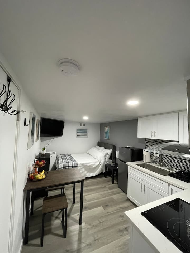 Comfortable Studio With Free Parking And Pool - Placentia