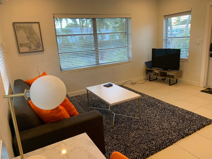 Perfect Location In Wilton, A Block From The Drive - Wilton Manors, FL