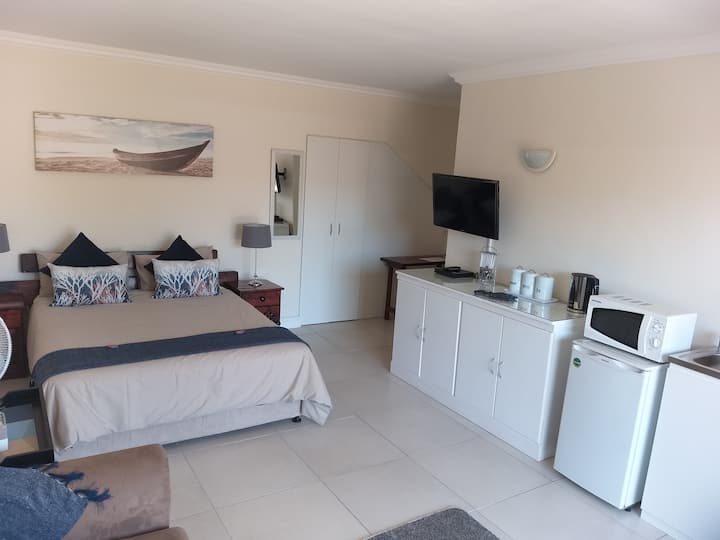 Spacious Room, Quiet Area, Close To Main Routes - Somerset West