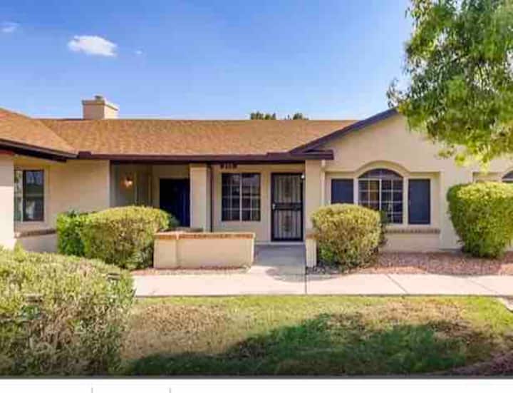 Lovely 2 Bed/2 Bath Condo Closed To Everything. - 亞利桑那