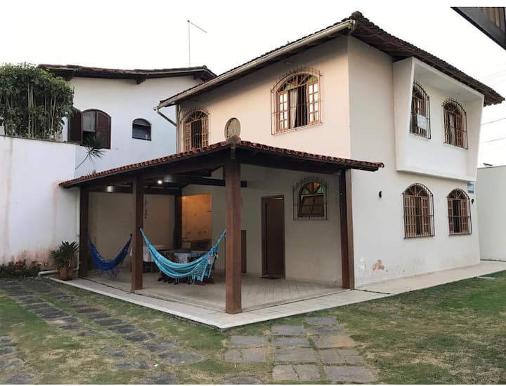 Casa Com Varanda Espaçosa A Um Quarteirão Da Praia - Guarapari