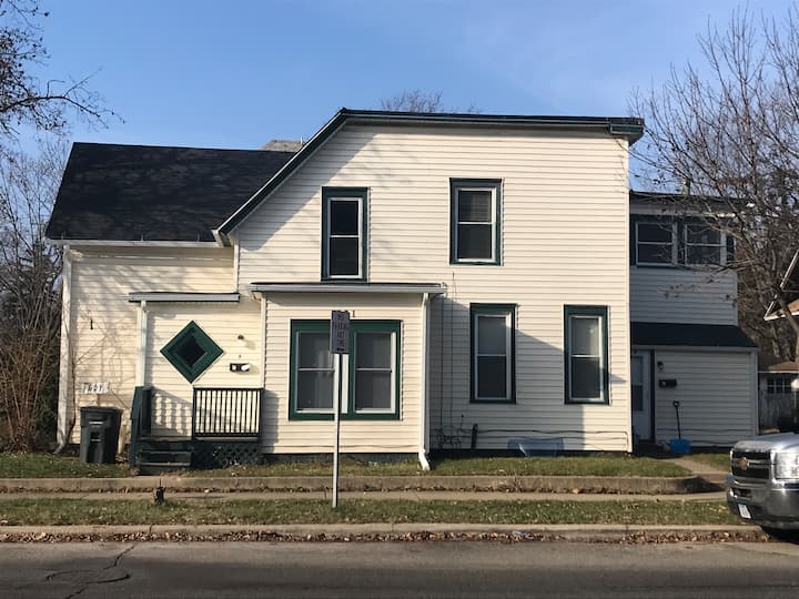 Charming 3-br Apt Across From Memorial Hospital - South Bend, IN