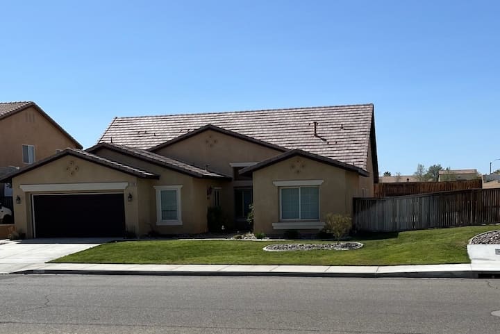 "No Place Like Home 3206 Sqft, Casita, Ac, Garage" - Victorville, CA