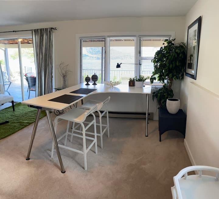 Lakefront Bnb Getaway With Private Dock In Kelowna - Kelowna