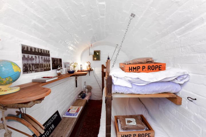 Penny Rope Bed Chamber. - Margate