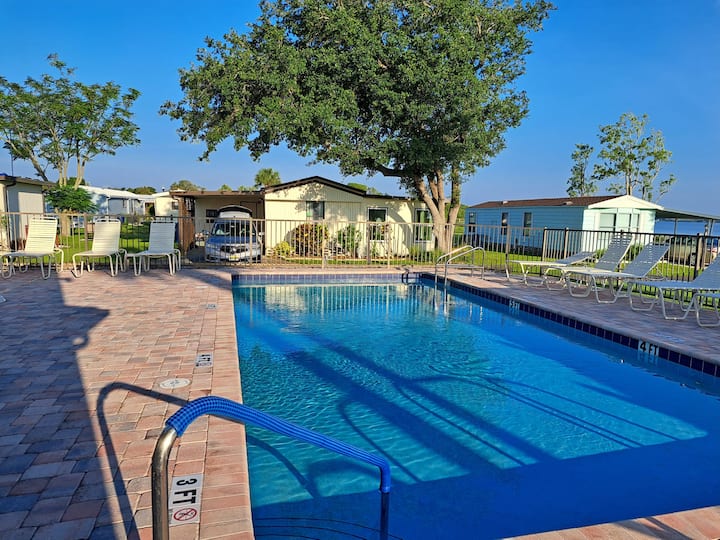 Steps From Lake And Pool! - Winter Haven