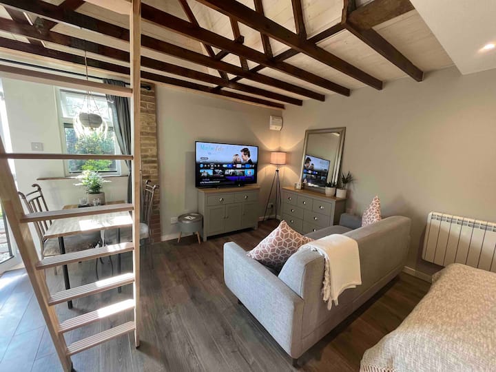 The Hampton Court Hideaway - Surbiton