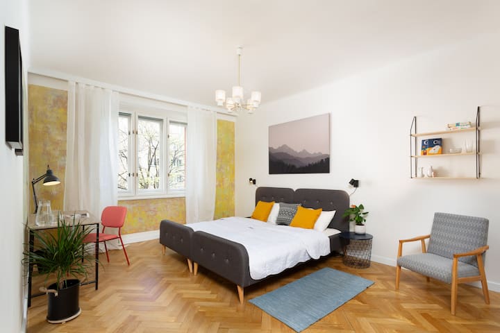 Colorful Apartment - Prague Václav Havel Airport (PRG)