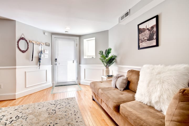 Eastern Market/metro Garden-level Apt | 1 Month + - Washington