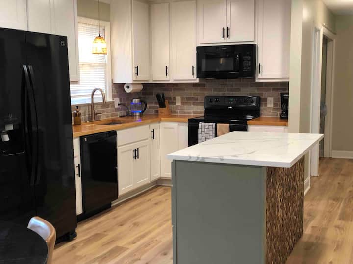Cary Home With First Floor Primary Bed/bath - Cary, NC