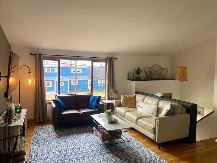 Cheerful Beach Home In A Great Location - Narragansett, RI