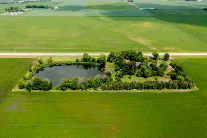 Countryside Escape: Outdoor Sauna, Hot Tub, Pond - Urbana, IL