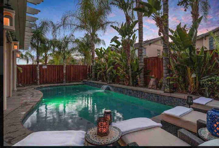 Huge Palm Resort Salt Pool & 14 Person Spa, - Lake Elsinore, CA