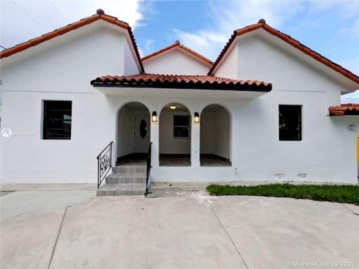 Stunning 4br/3ba. Airport. 10mi Beach. Big Patio! - Miami, FL