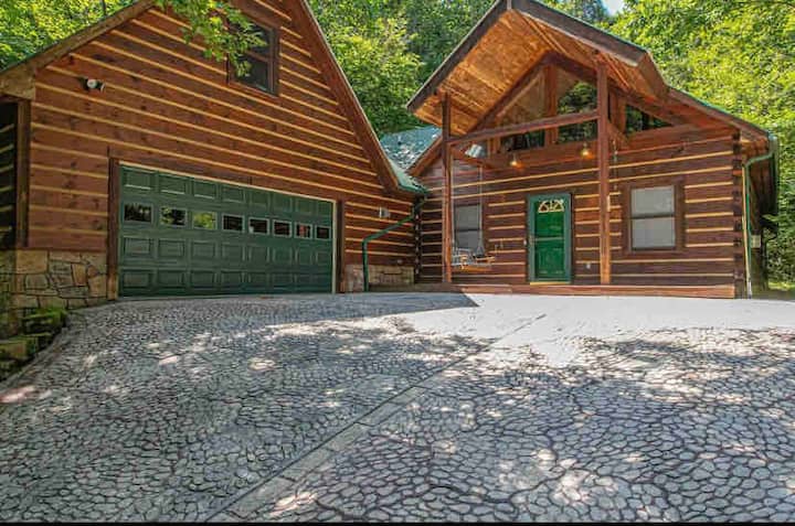 Stunning & Fresh 3/2 Cabin On Large Forested Lot - 加特林堡