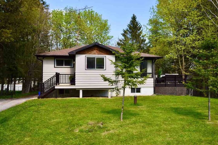 Liams Lake Simcoe Cottage - Horseshoe Valley, ON