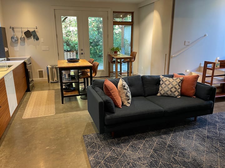 Beautiful, Bright, Modern Space Near Light Rail! - 